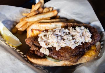 Winking Lizard Washington Square - Nashville Hot Sandwich