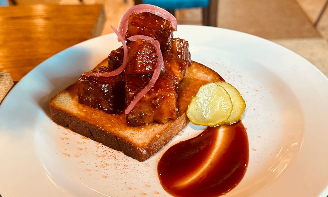 The Blue Duck - Spiced Pear French Macaron