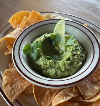 Hal’s Sports Bar - Chips & Guac
