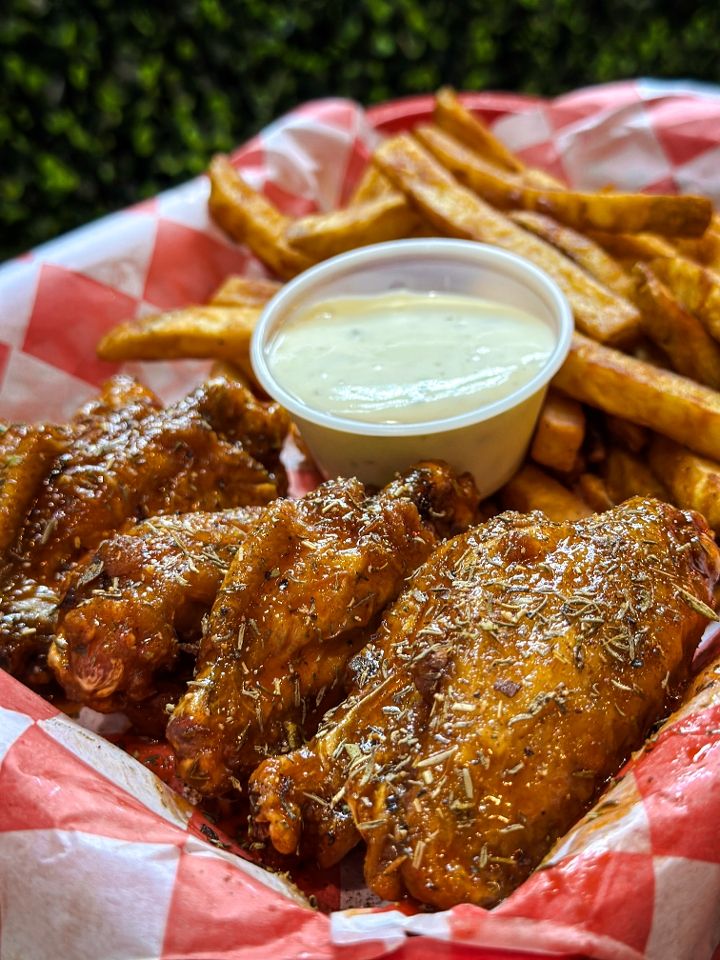 StrikeOut Wingz - Killeen TX 224 East Avenue D - BOGO Long Island Tea