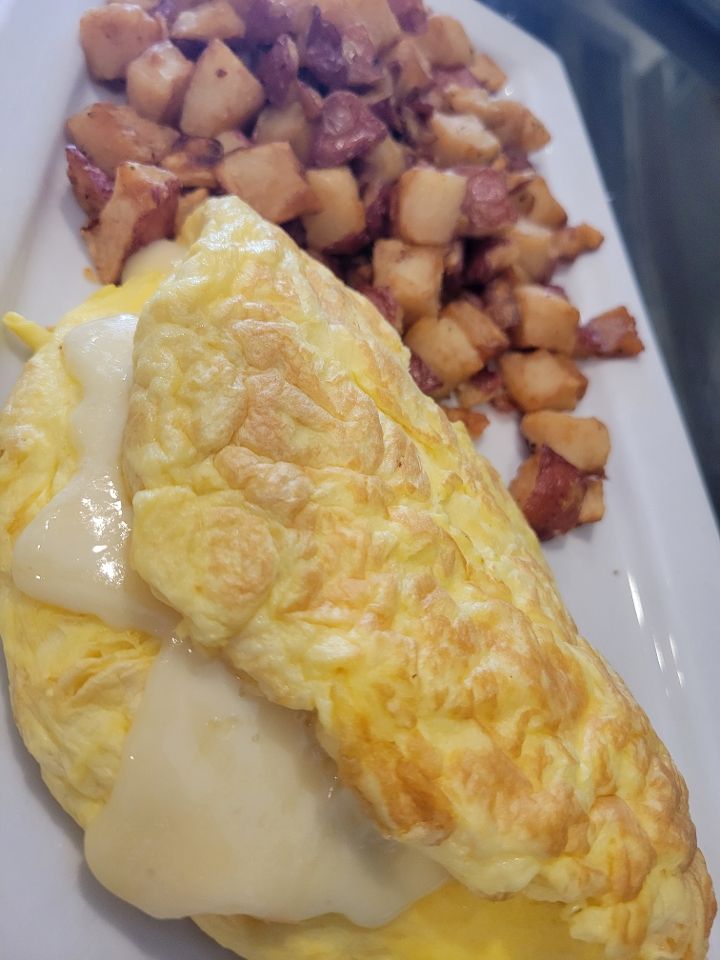 Golden Nest - Oshkosh 1716 Oshkosh Avenue | Toast