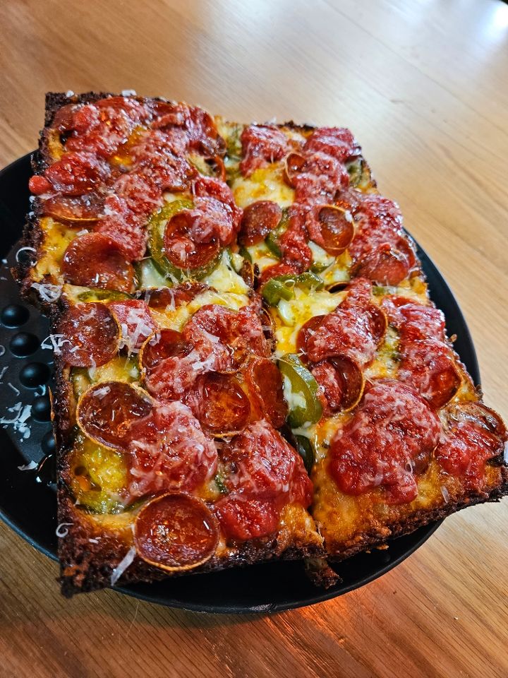 Izzy's Pizza - Detroit Style Pizza 10x14 (Large)