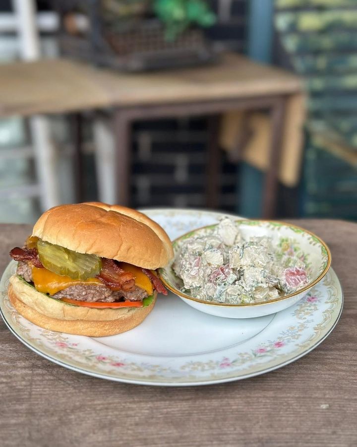 711 Osborne Street - Steakhouse Burger