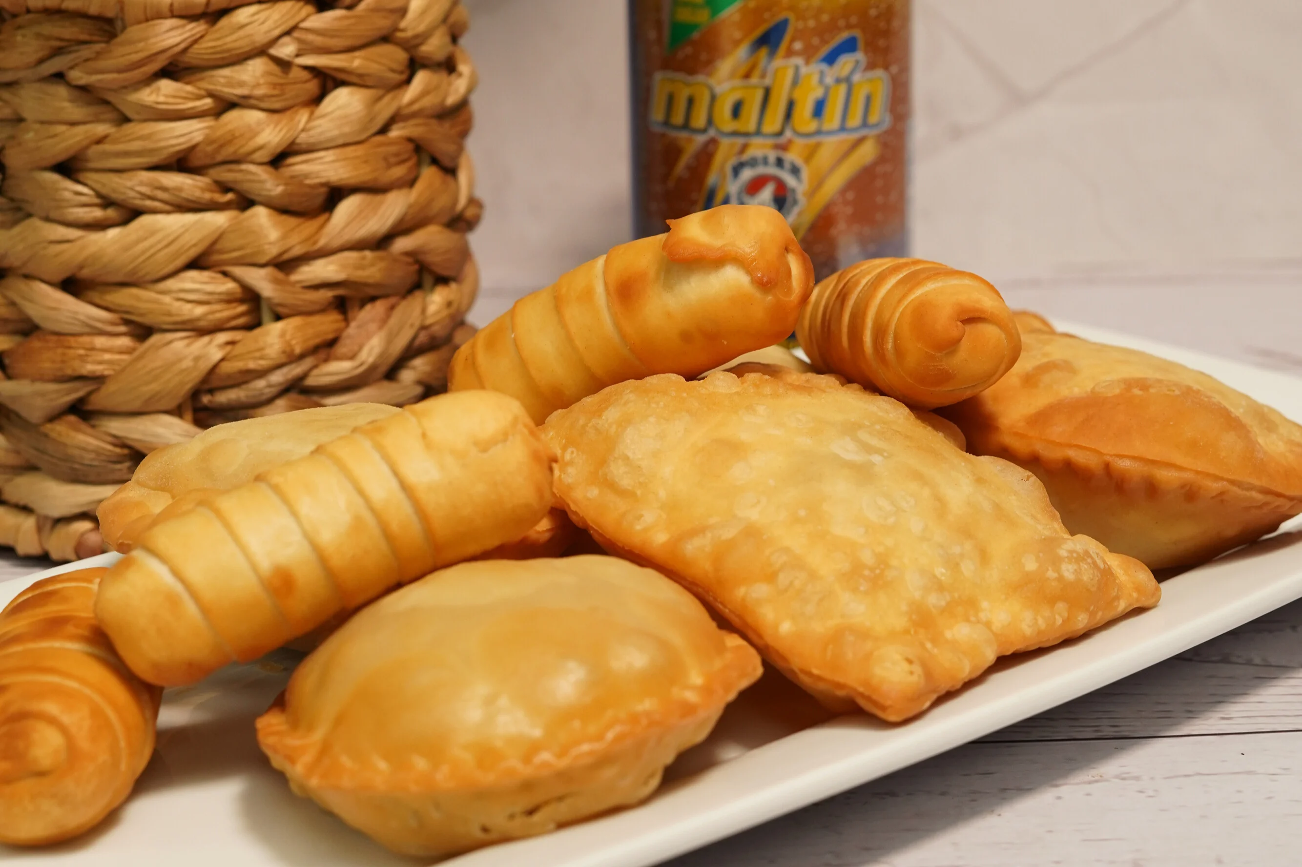 Canaima Pastelitos - 30 tequenos + 20 mini Pastelitos