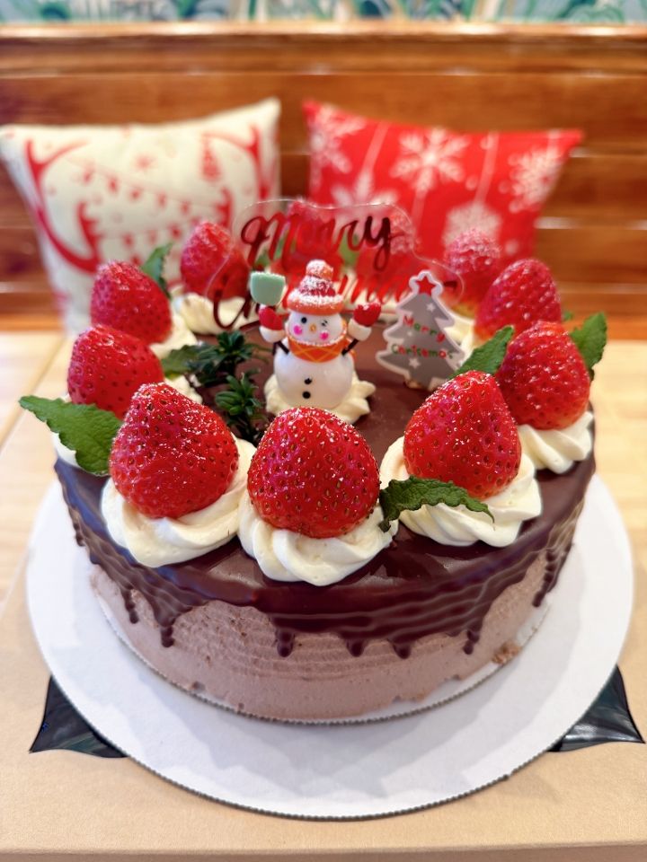 One Bite Cafe 5th - Federal Way - Red Velvet Christmas Cake