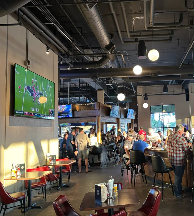 The Eagle Street | Sports Bar & Restaurant in St. Paul, MN