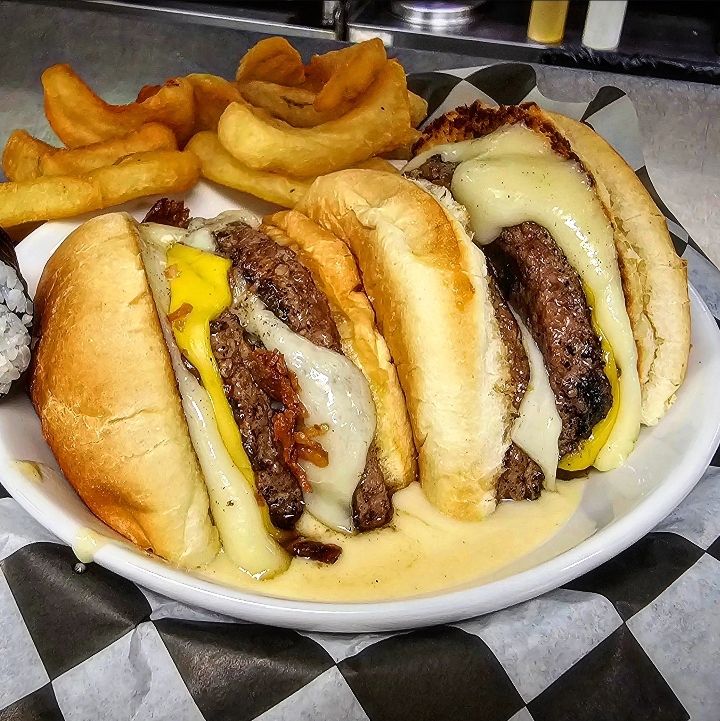 TWIISTED Burgers & Sushi - Cheese-Louise Burger