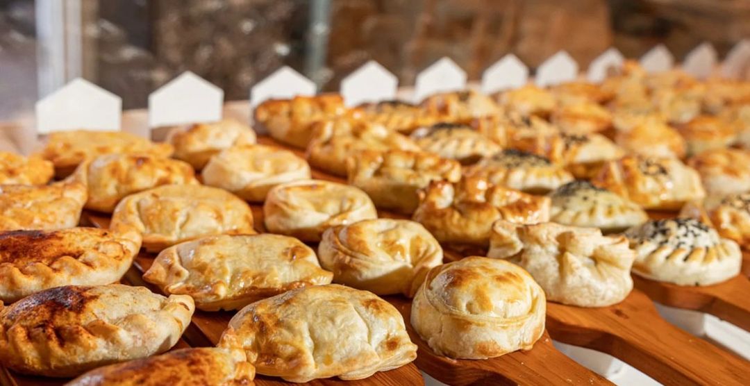 Pinkriver - All Day Bistro Aventura - Panqueque with dulce de leche ...