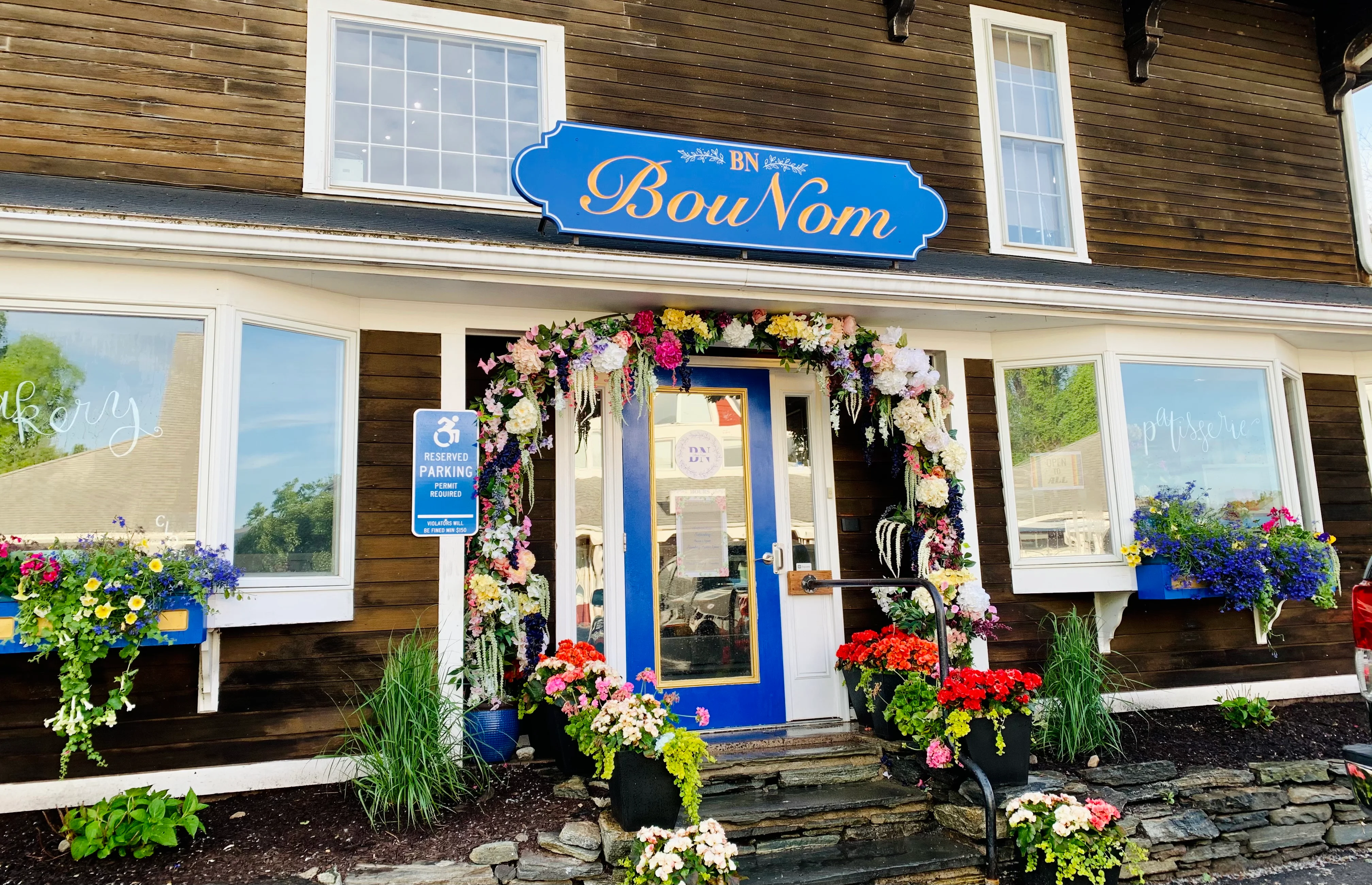 BouNom Café & Bakery - Lemon cake