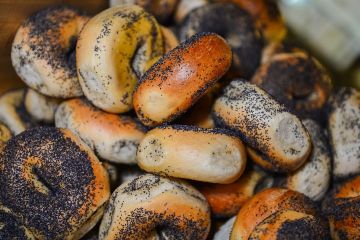 Bagel Snack - Breakstones Salted Butter Tub