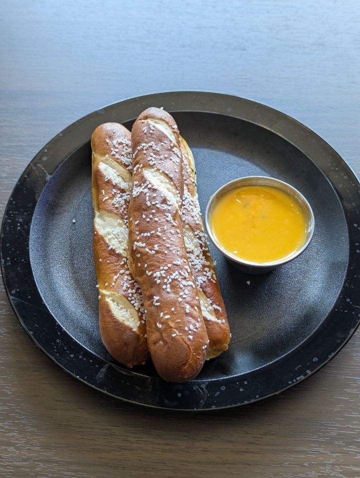 Duff's Famous Wings Tampa, FL - 20 oz Dr. Pepper