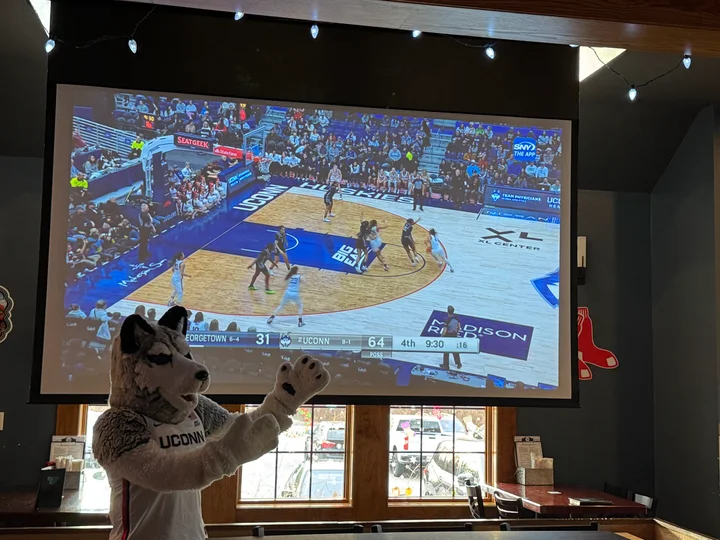 Hops 44 | Sports Bar & Restaurant in Storrs, CT | UConn Partner