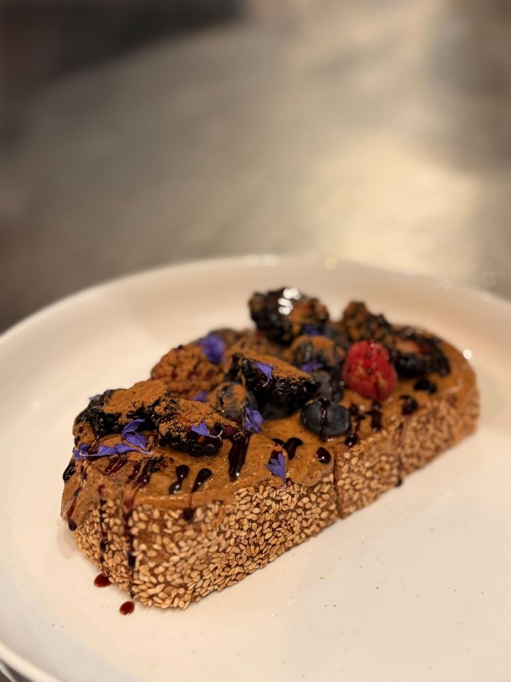 508 Santa Monica Blvd - Lemon Poppyseed Cake