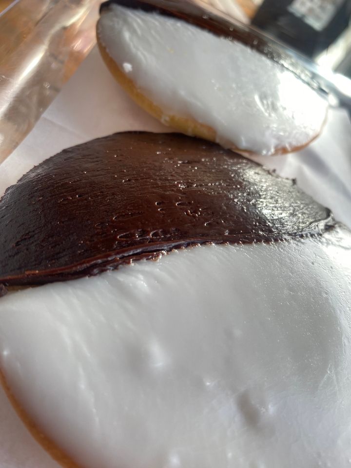 Honey Baked Bee - Chocolate Macaron