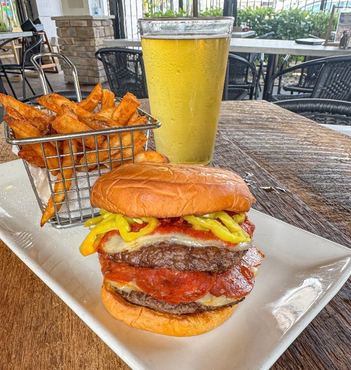 Zeppe's of Naples (Tavern & Pizzeria) - Deluxe Pizza